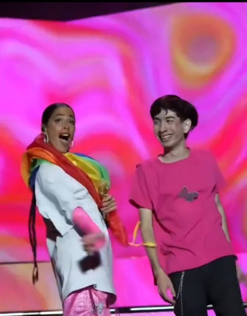 Video: Así fue como un fan cumplió su sueño de bailar con Tini en su ...